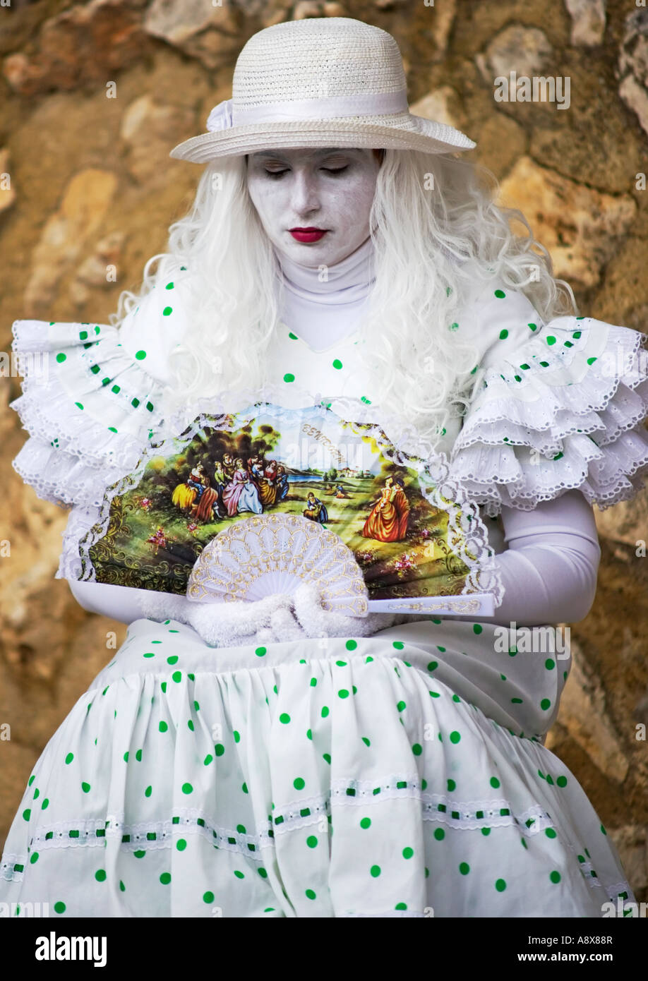 Woman posing as a statue Stock Photo - Alamy