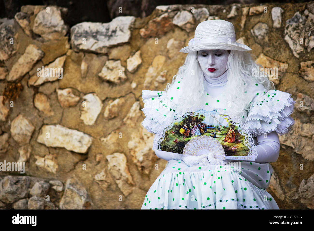 Woman posing as a statue Stock Photo - Alamy