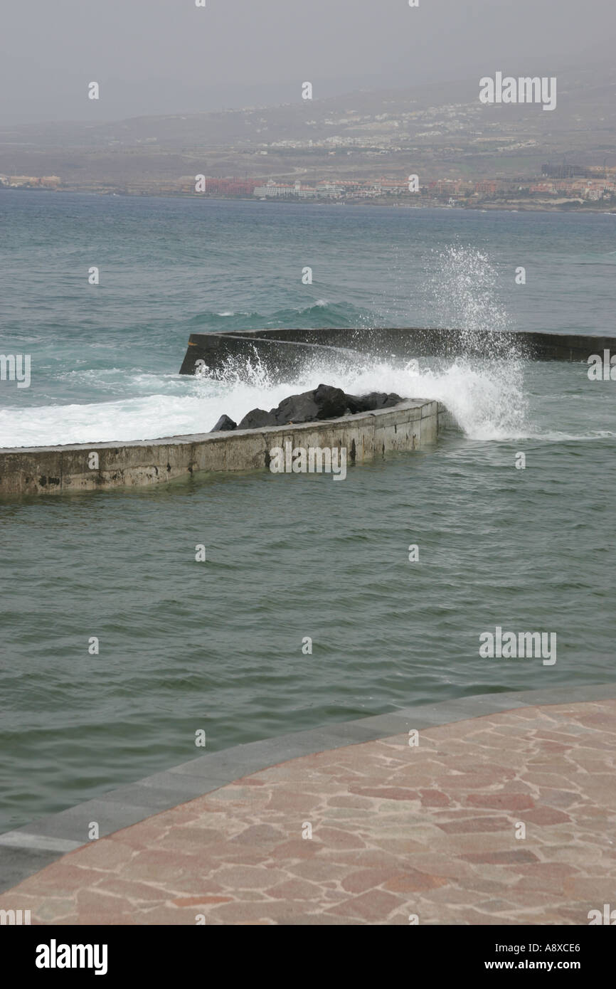 Breaking water hi-res stock photography and images - Alamy
