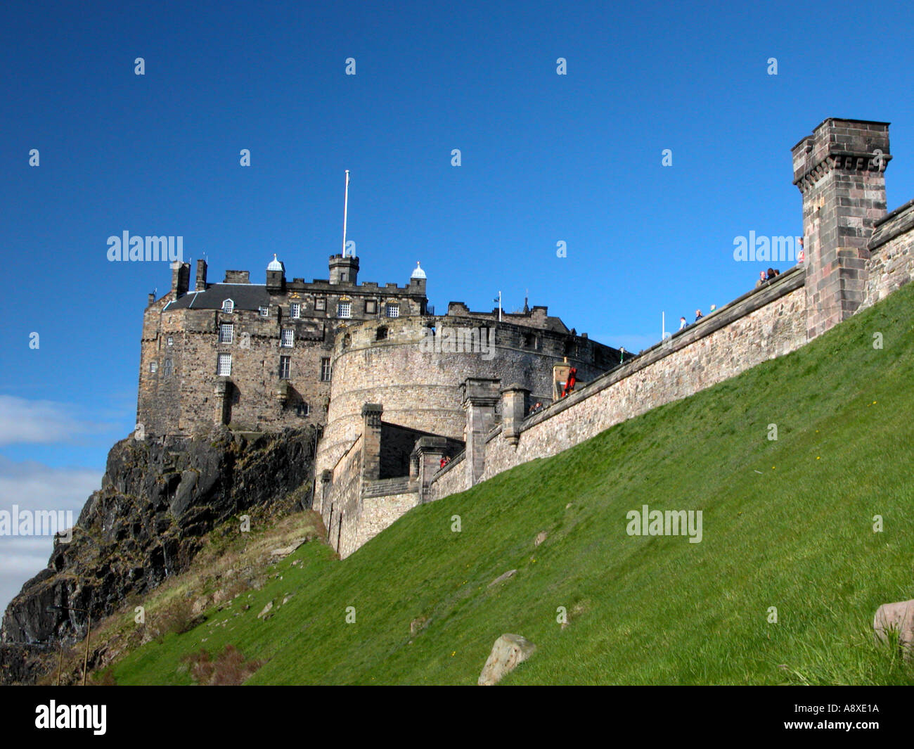 Scottish castle green lawn hill hi-res stock photography and images - Alamy