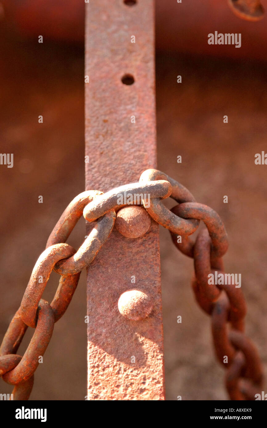 Rusting chain om rusting metal Stock Photo - Alamy