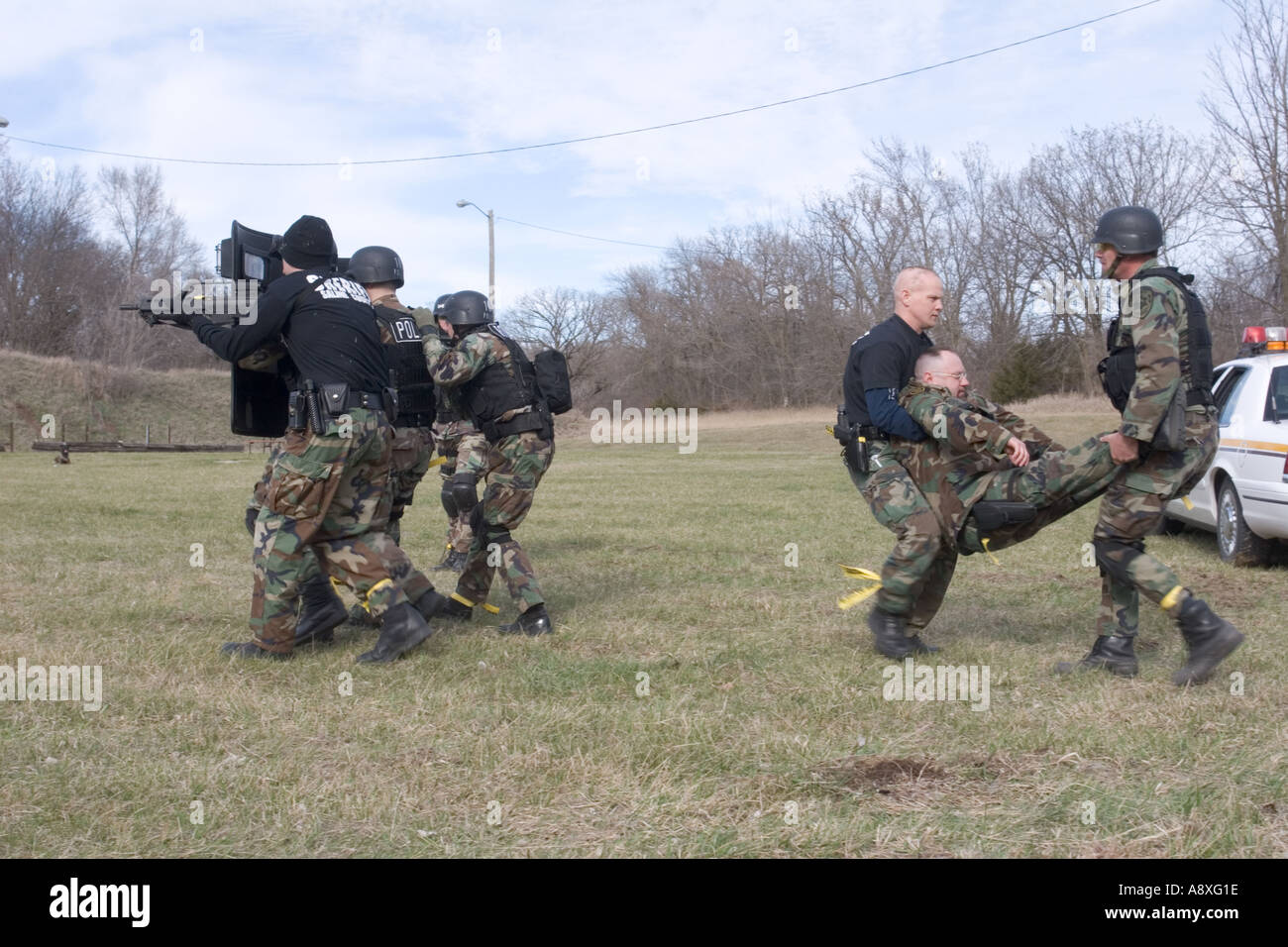 Swat officers hi-res stock photography and images - Alamy