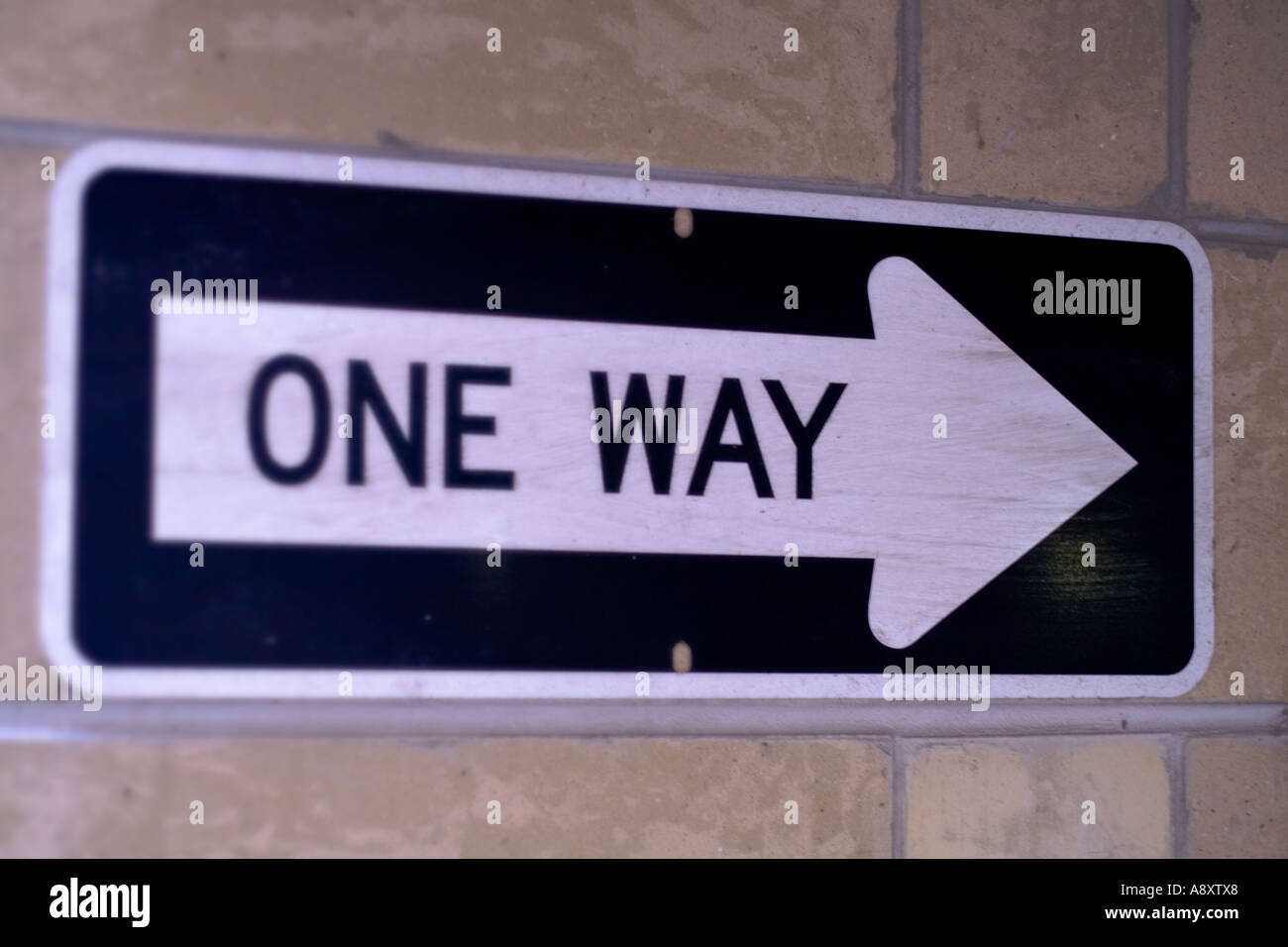 One way sign pointing to the right Stock Photo - Alamy