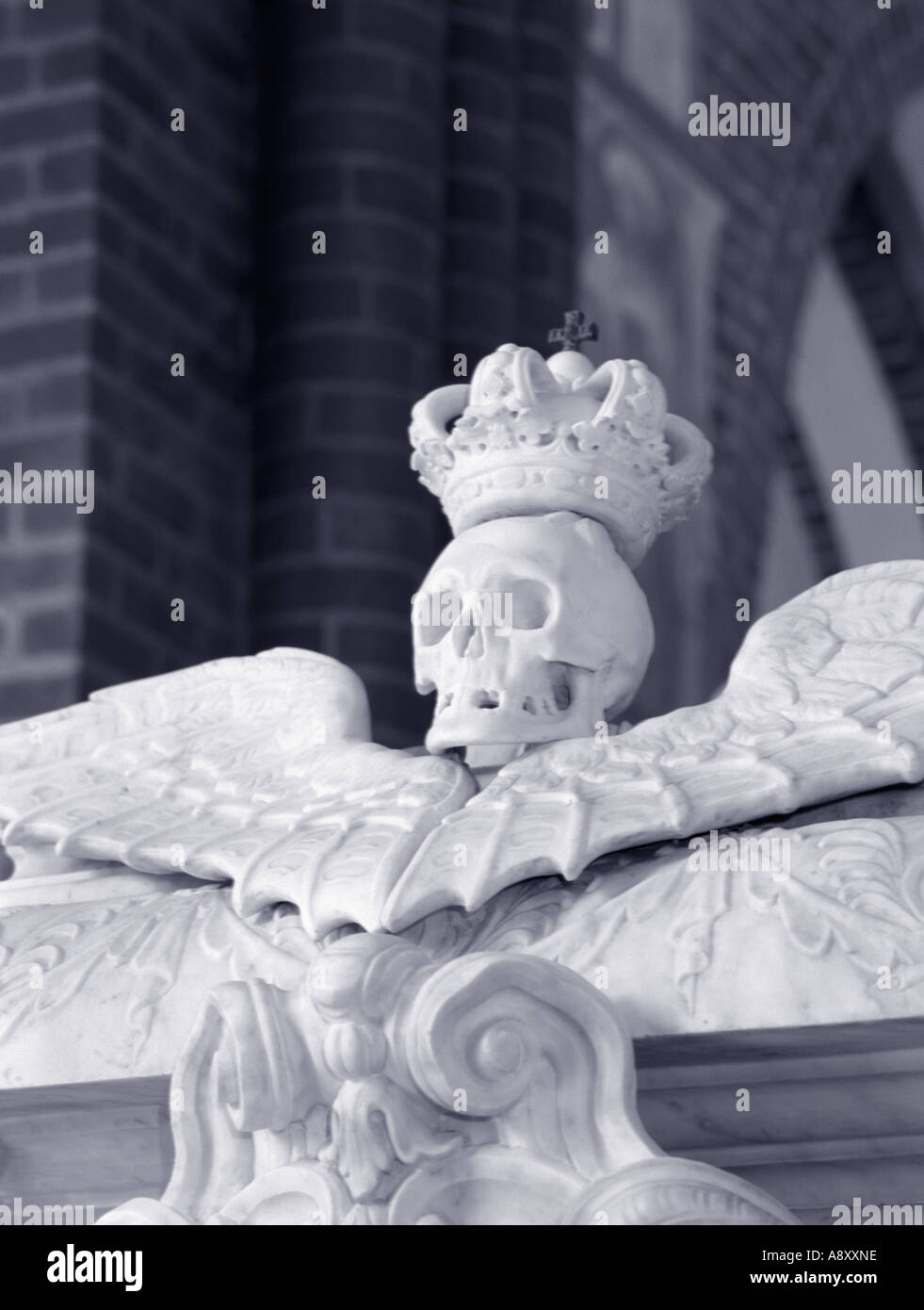 Skull with royal crown hi-res stock photography and images - Alamy