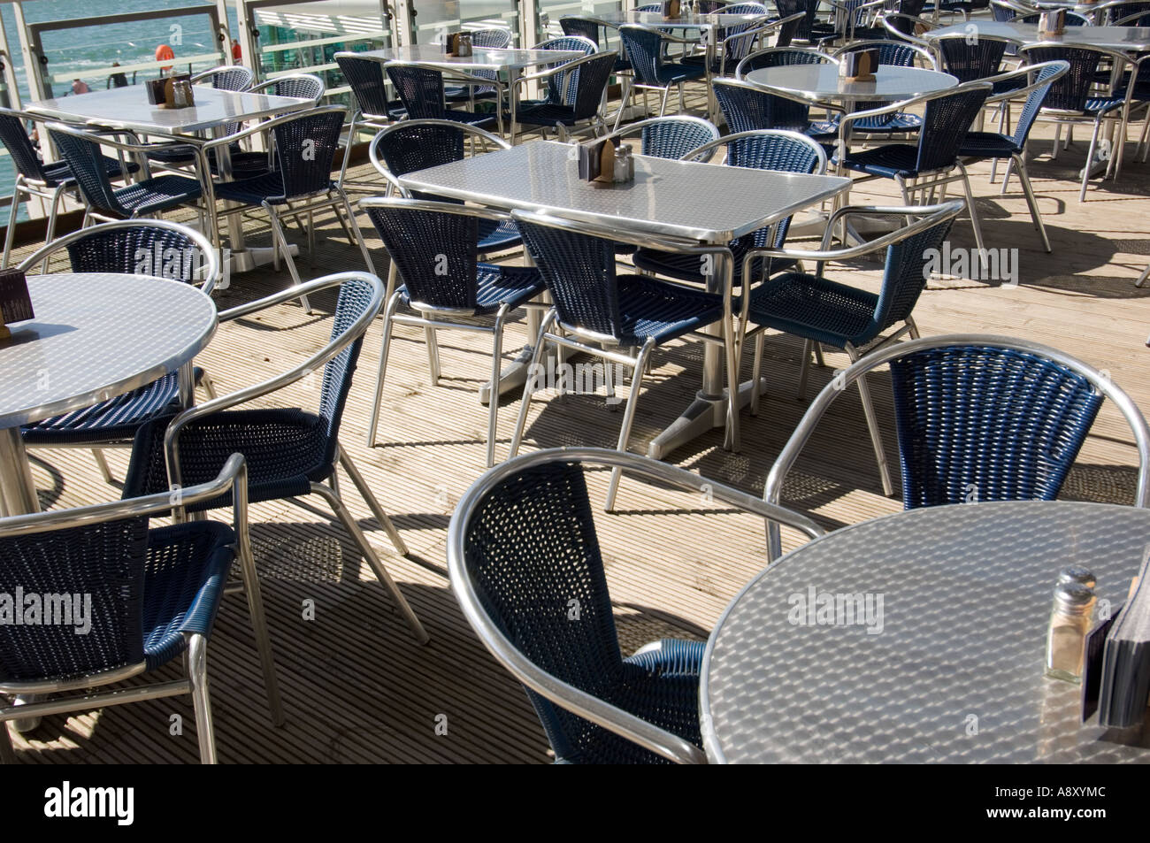 Restuarant tables empty hi-res stock photography and images - Alamy