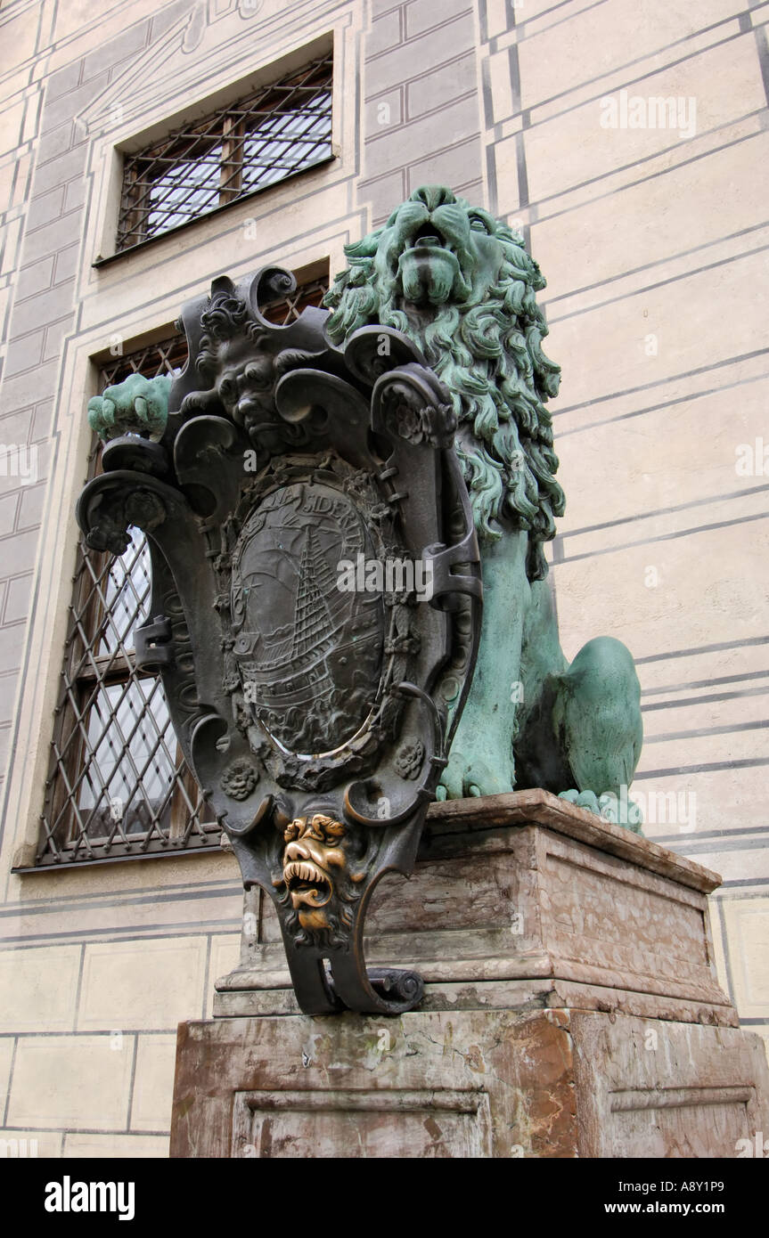 Statue of lion at the entrance gate to the Residenz, Odeonsplatz ...