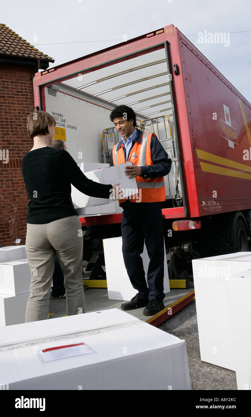 Royal Mail Postmen Stock Photos & Royal Mail Postmen Stock Images - Alamy