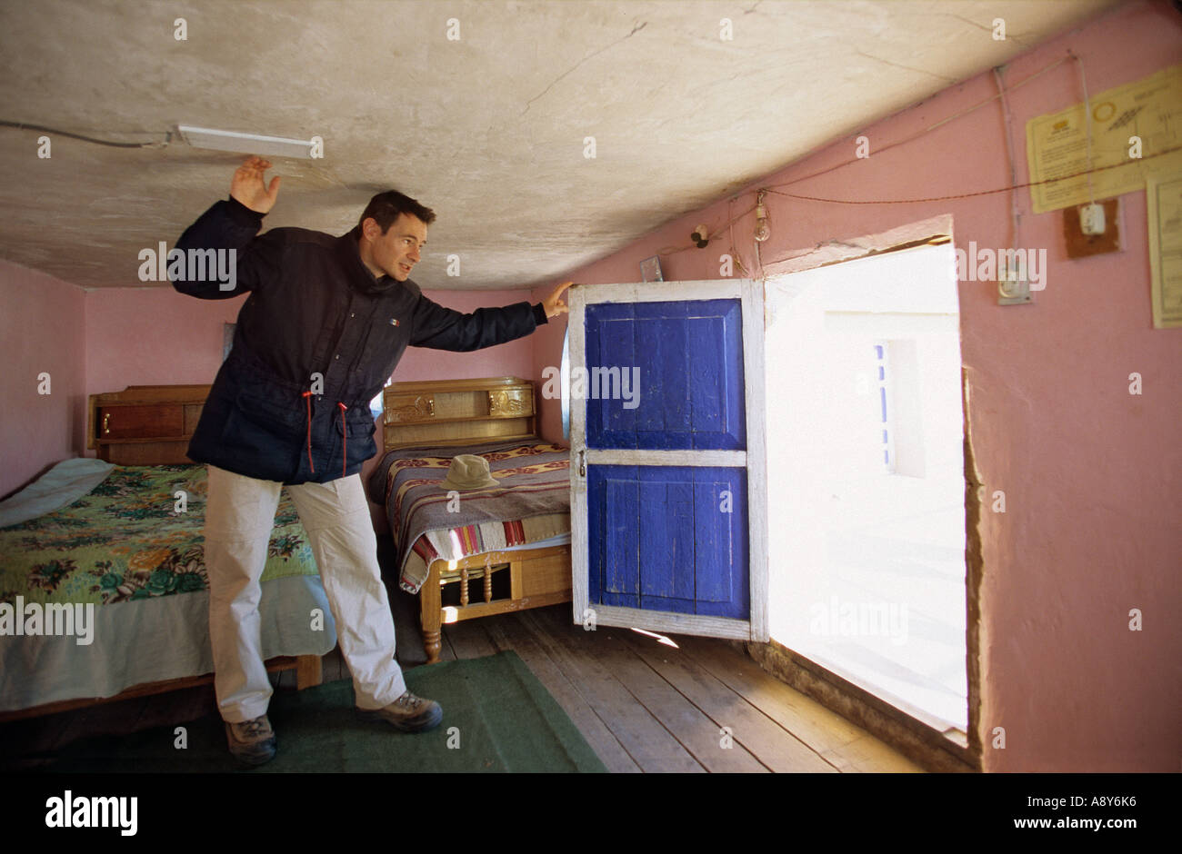 Inside of a housing in the island of Amantani (Puno -Peru). Intérieur d ...