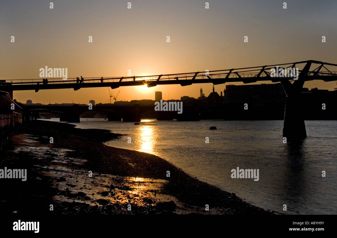 Millennium Bridge silhouette sunset London Stock Photo - Alamy