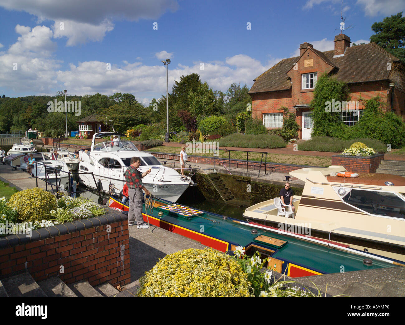 Hambleden Lock River Thames Buckinghamshire England Stock Photo - Alamy