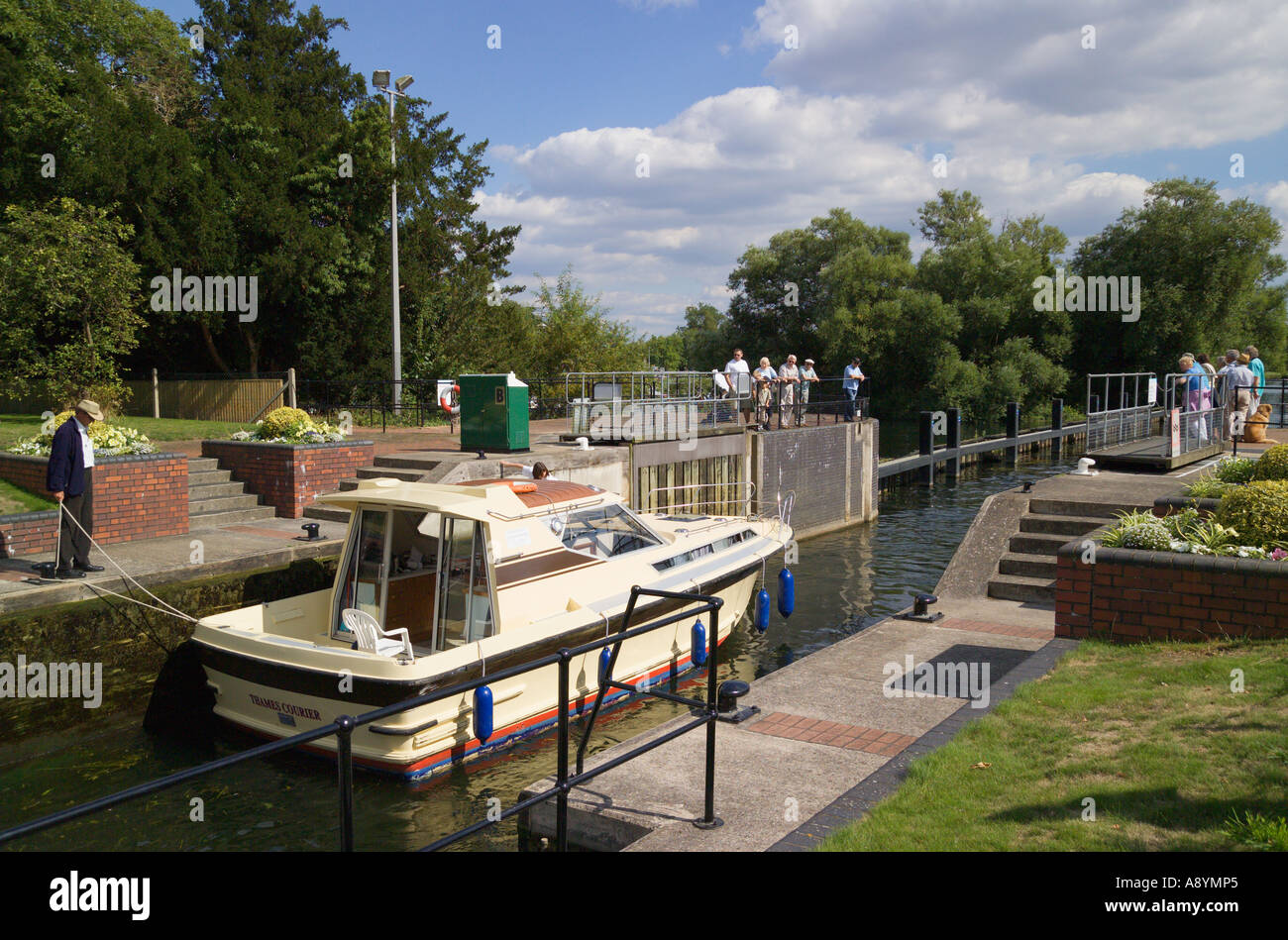 Hambleden Lock River Thames Buckinghamshire England Stock Photo - Alamy