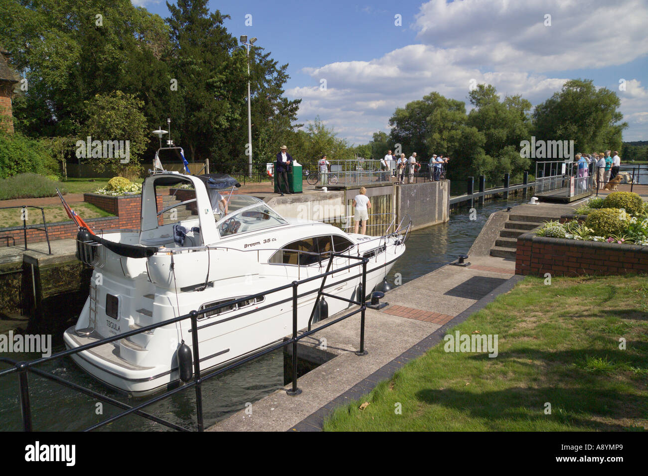 Hambleden lock on river thames hi-res stock photography and images - Alamy