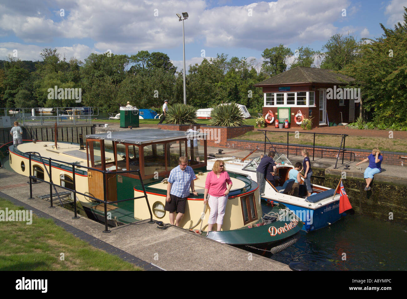 Hambleden lock thames hi-res stock photography and images - Alamy