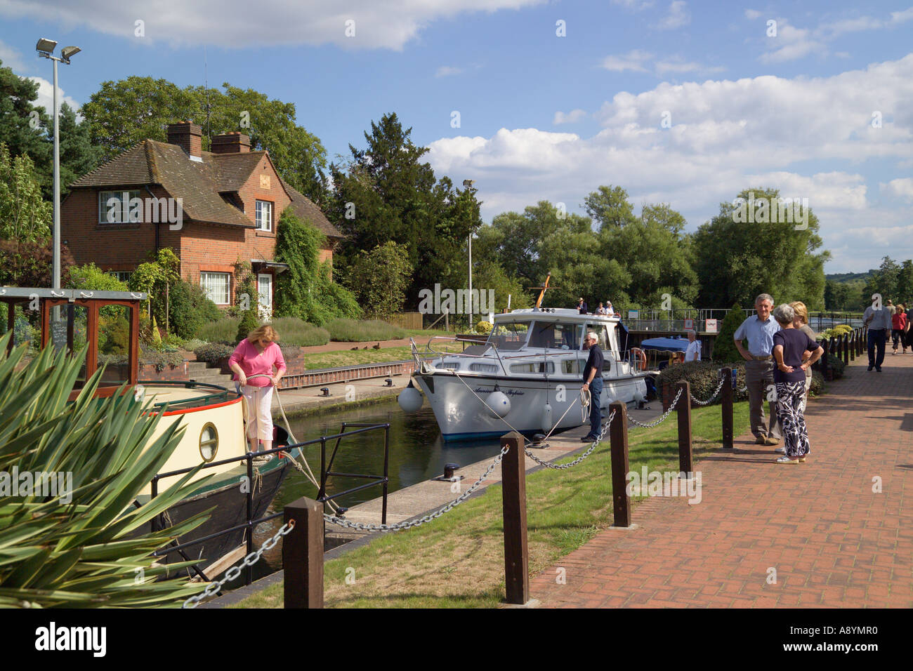 Hambleden Lock River Thames Buckinghamshire England Stock Photo - Alamy