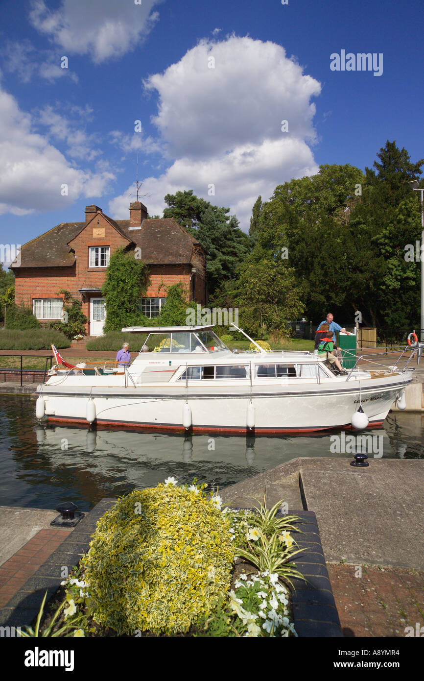 Hambleden Lock River Thames Buckinghamshire England Stock Photo - Alamy