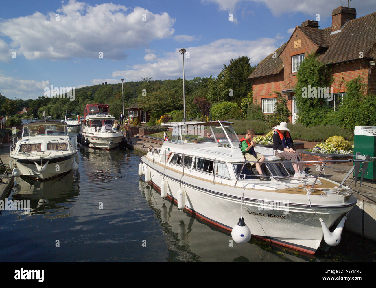 Hambleden Lock River Thames Buckinghamshire England Stock Photo - Alamy