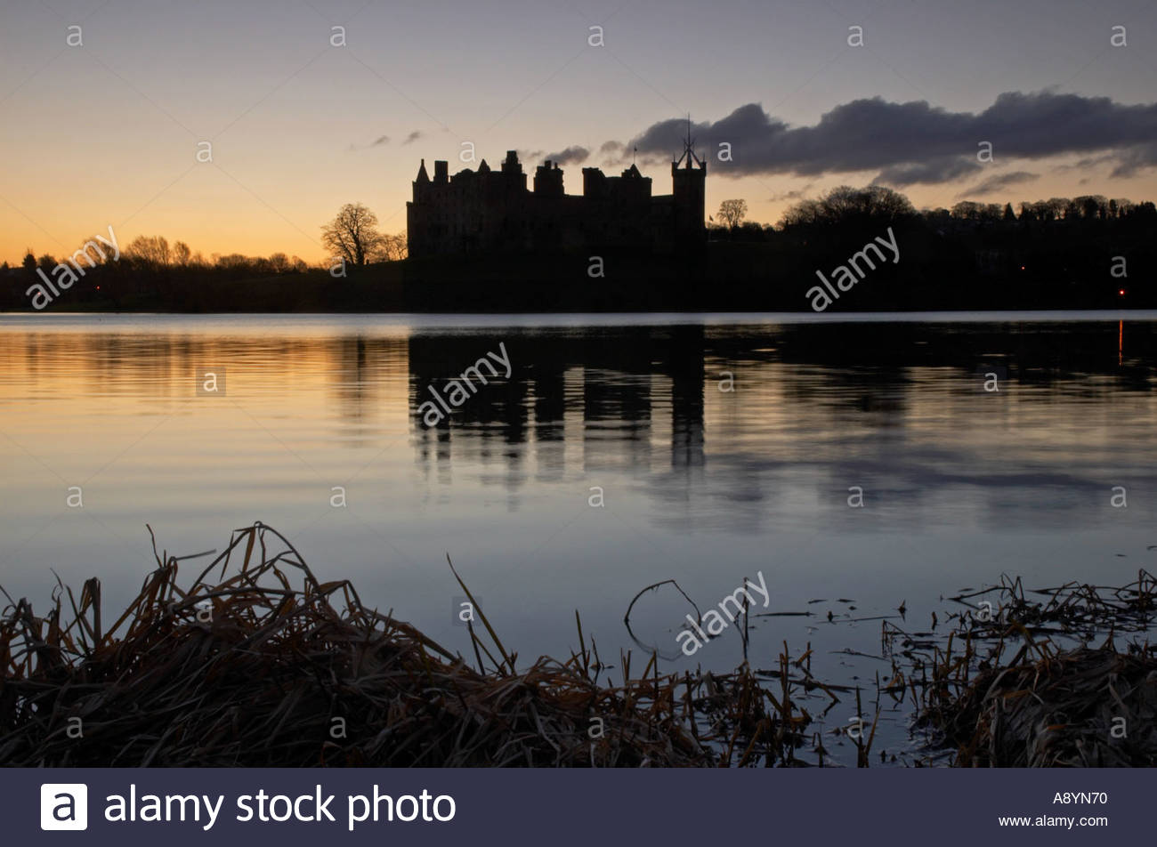 A view of Linlithgow Palace Scotland and Linlithgow loch at dawn Stock ...