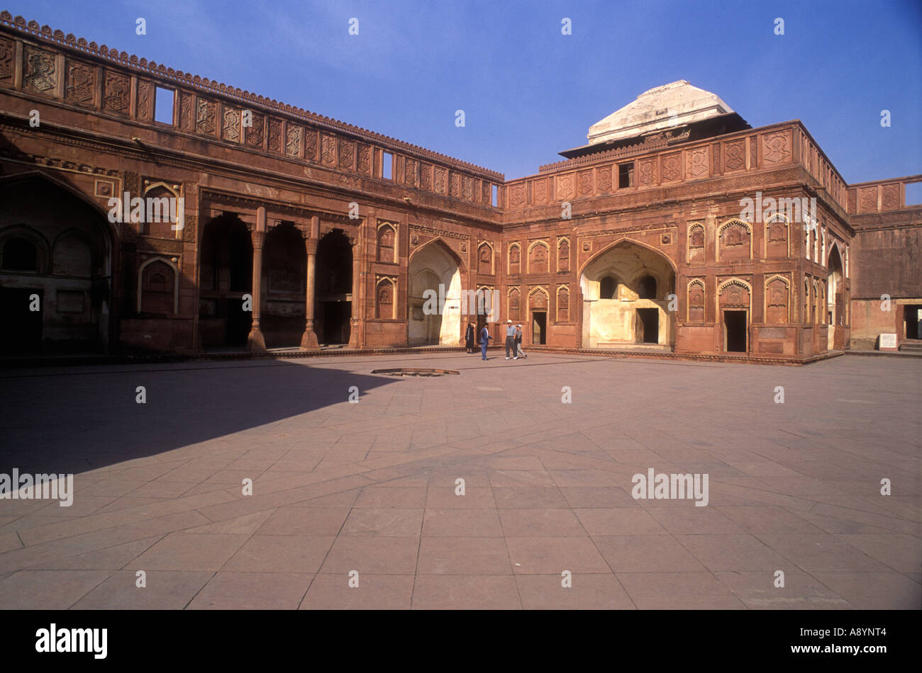 Courtyard and palaces The Red Fort Agra India Stock Photo - Alamy