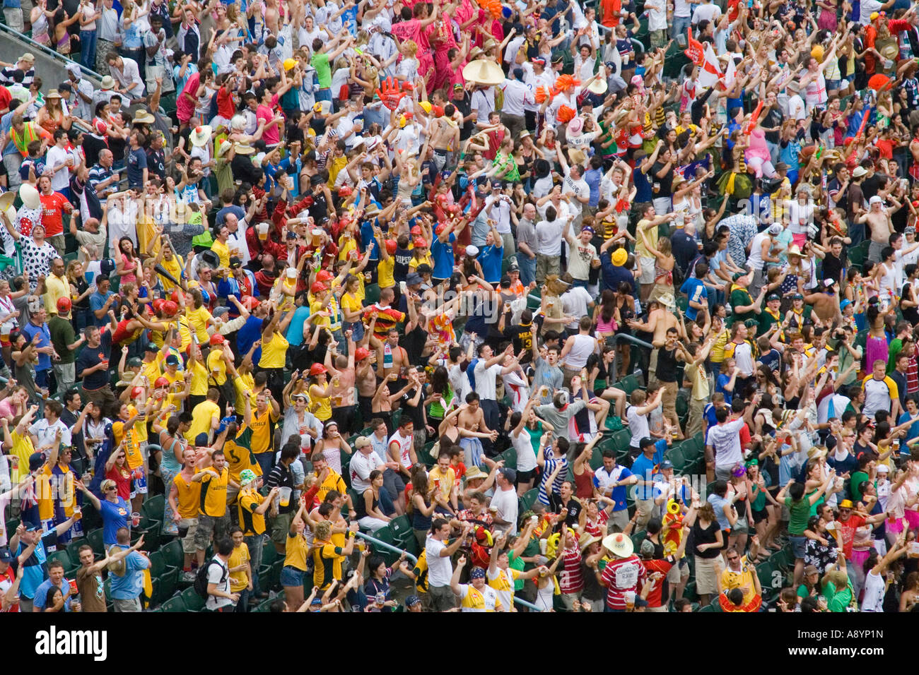 Crowd cheering rugby hi-res stock photography and images - Alamy