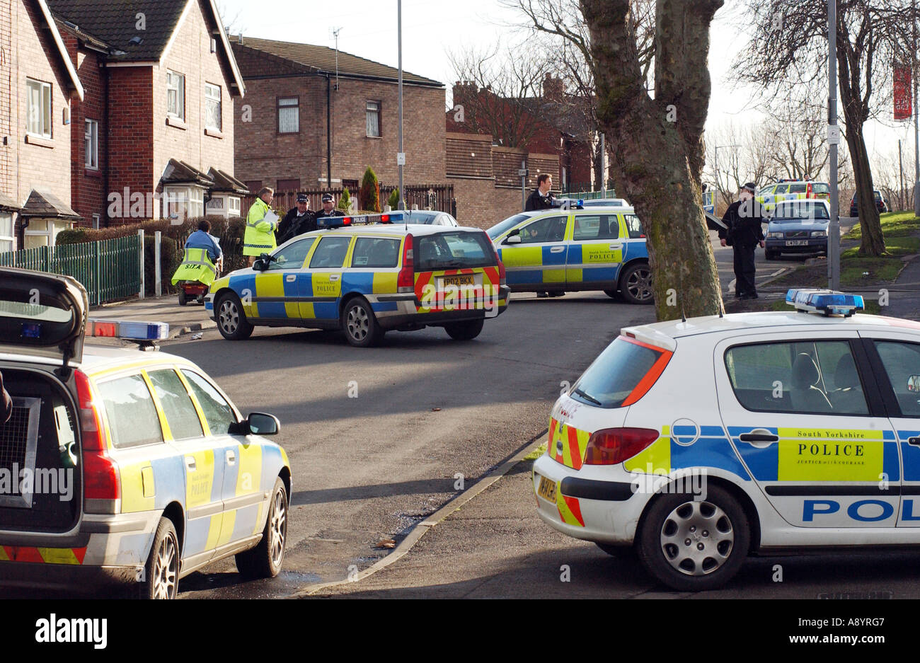 Armed police response units in action at a UK housing estate Stock ...