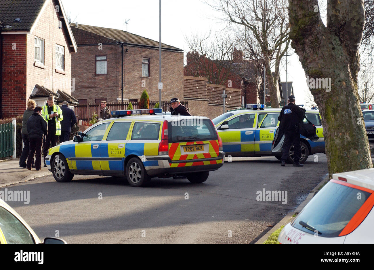 Armed police response units in action at a UK housing estate Stock ...