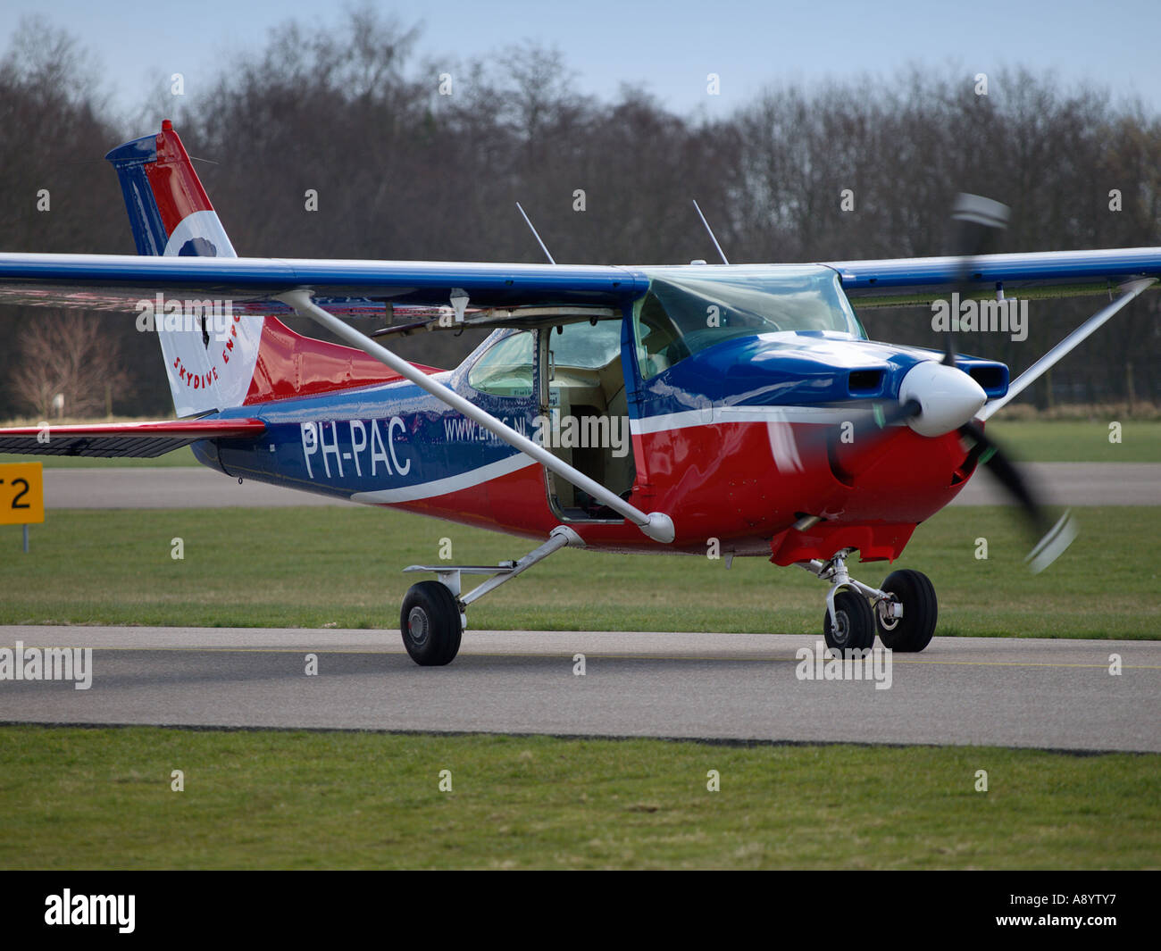 Skydive plane door hi-res stock photography and images - Alamy