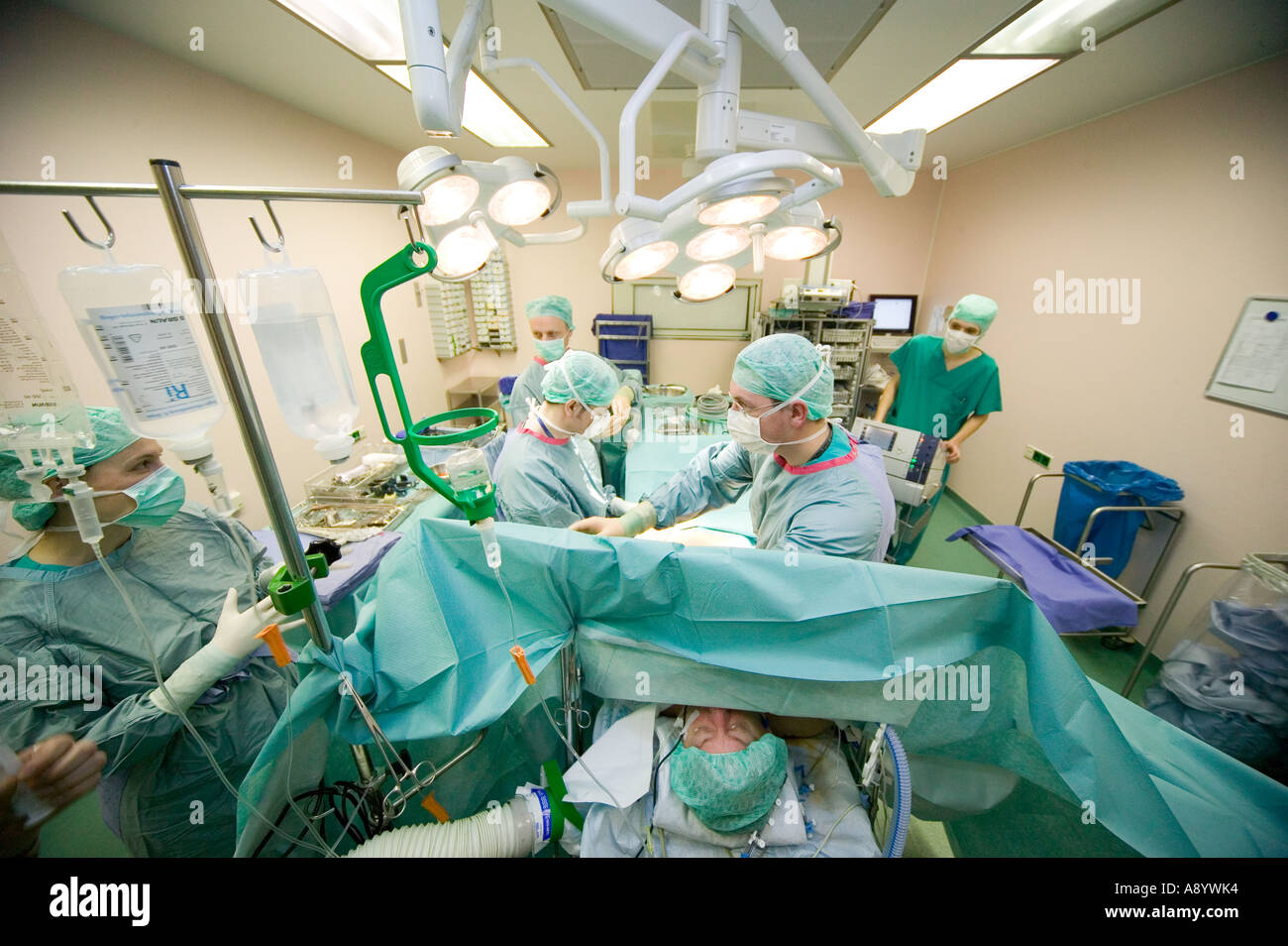 Patient Operation Krebsoperation in Operationssaal Chirurgie Uniklinik ...