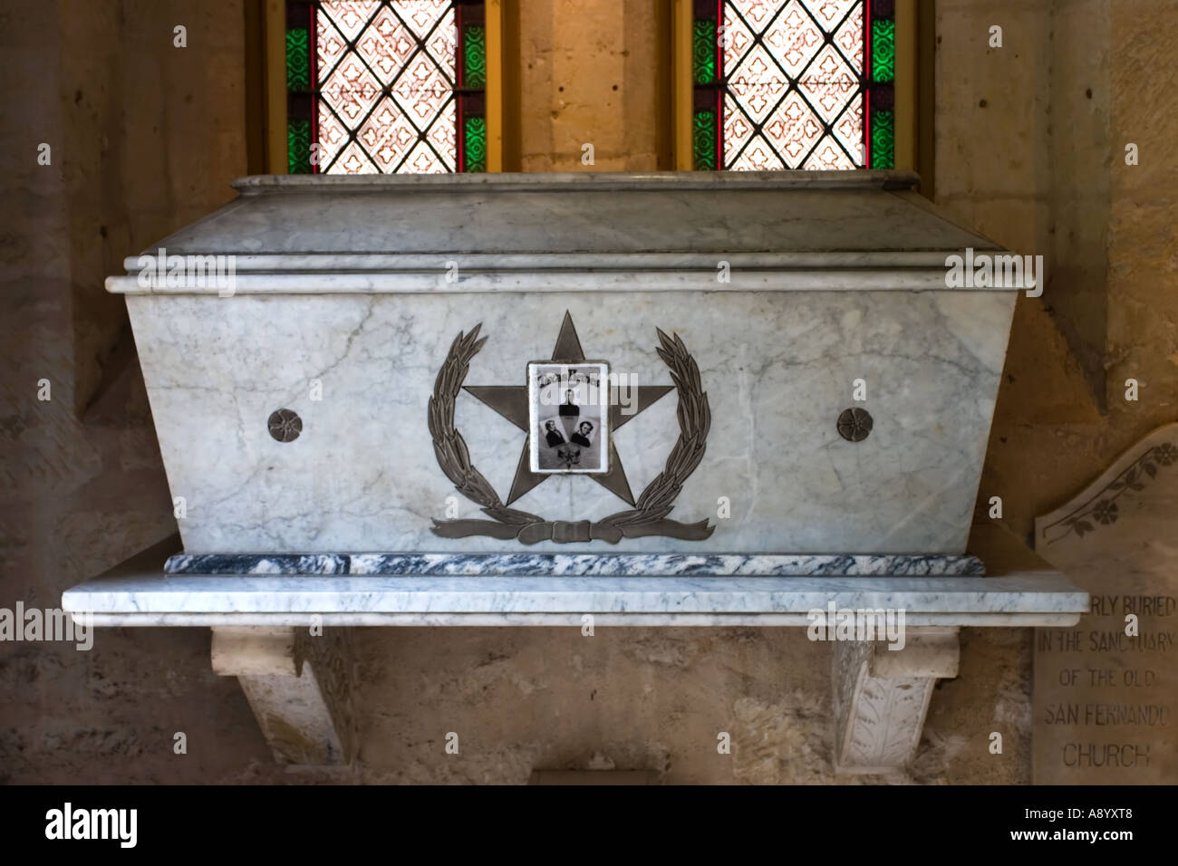 Alamo hero vault. Marble tomb for remains of heros of the Alamo Stock ...