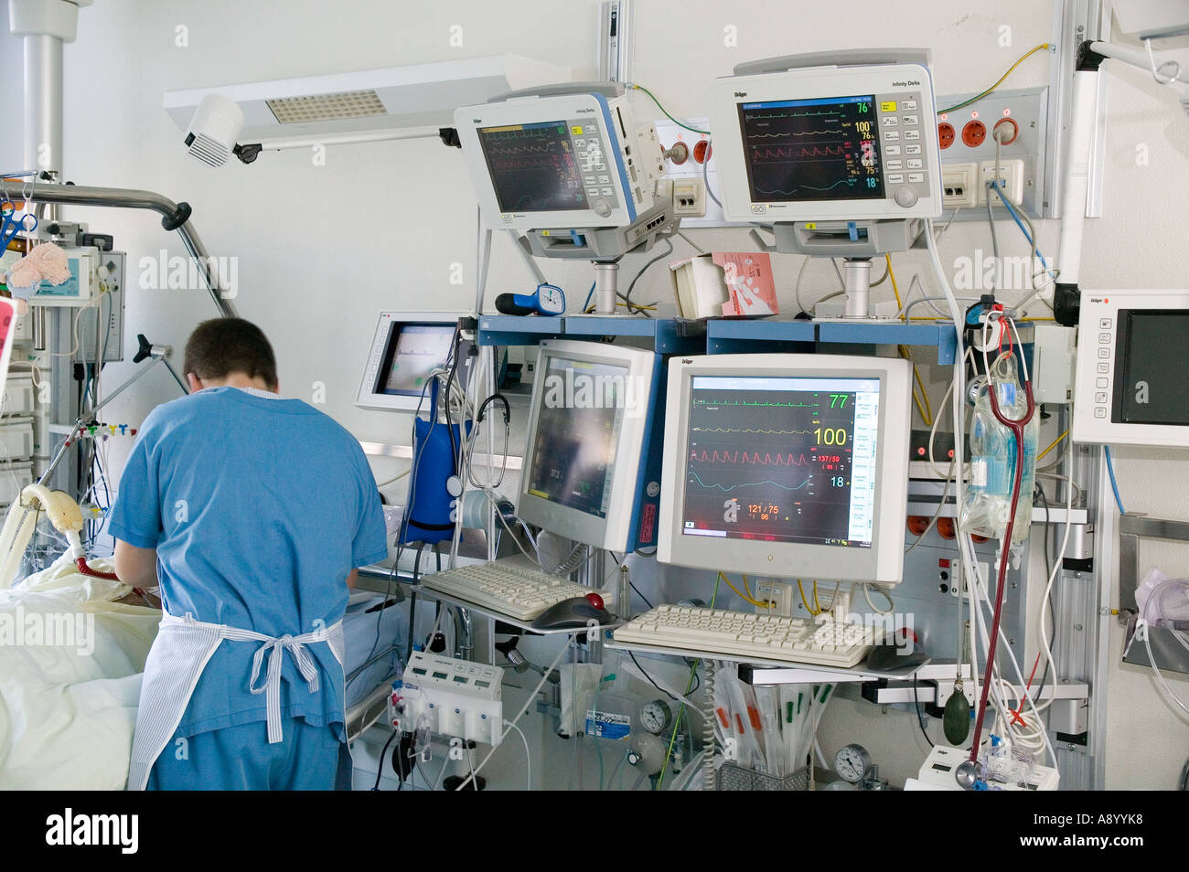medical center medical personnel intensive care equipment Stock Photo ...
