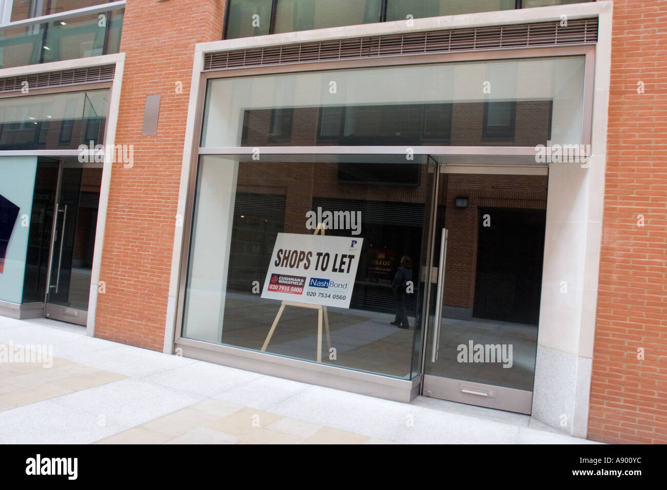 Empty shop to let in the City of London Stock Photo - Alamy