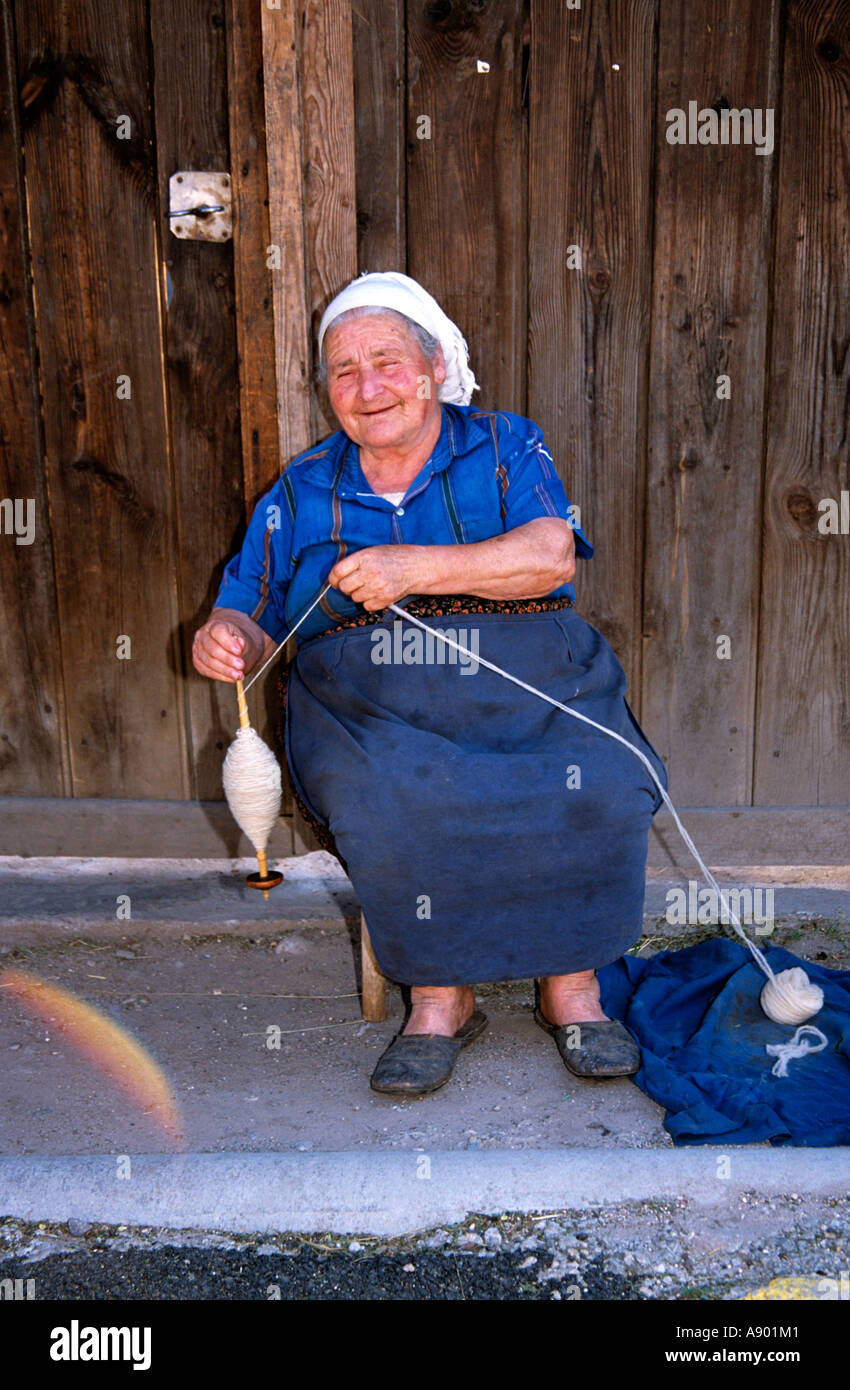 Old lady spinning wool, Bansko, Bulgaria Stock Photo - Alamy