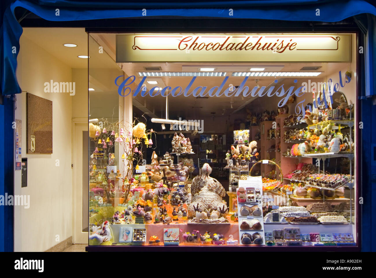 Easter eggs window display hi-res stock photography and images - Alamy