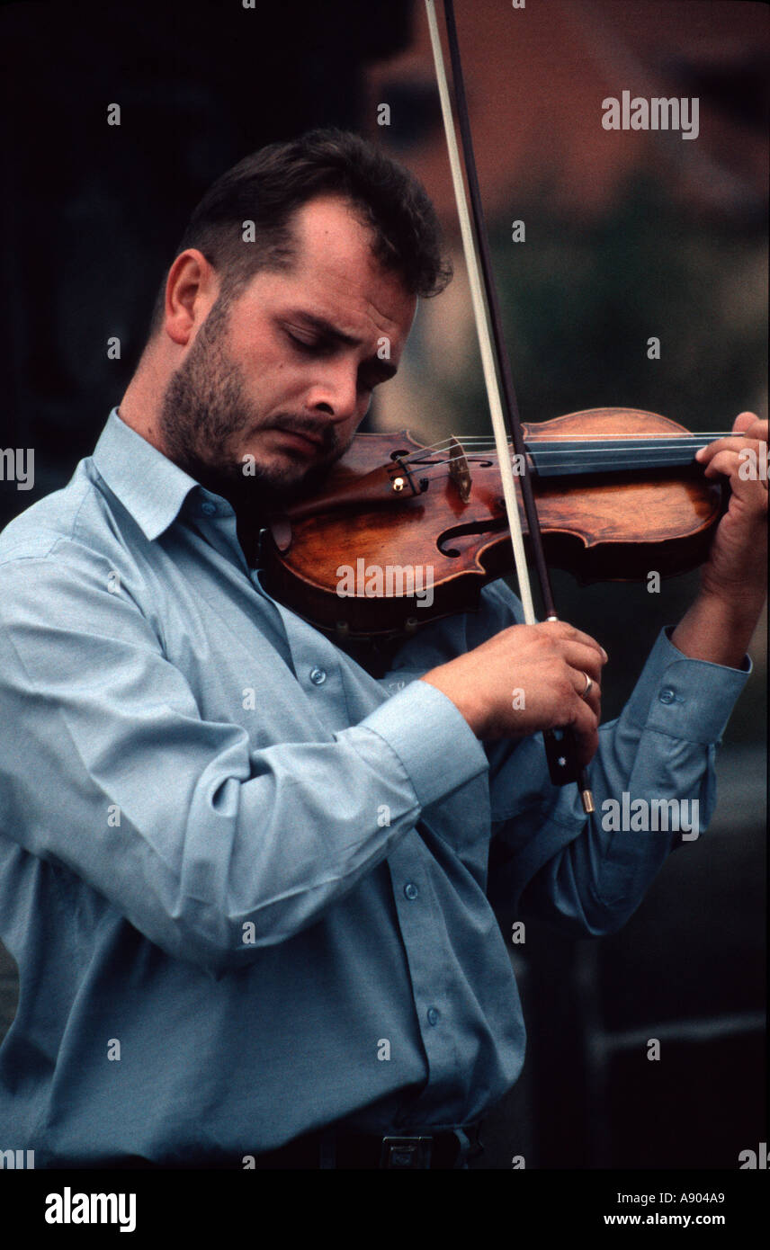 Strings maestro hi-res stock photography and images - Alamy