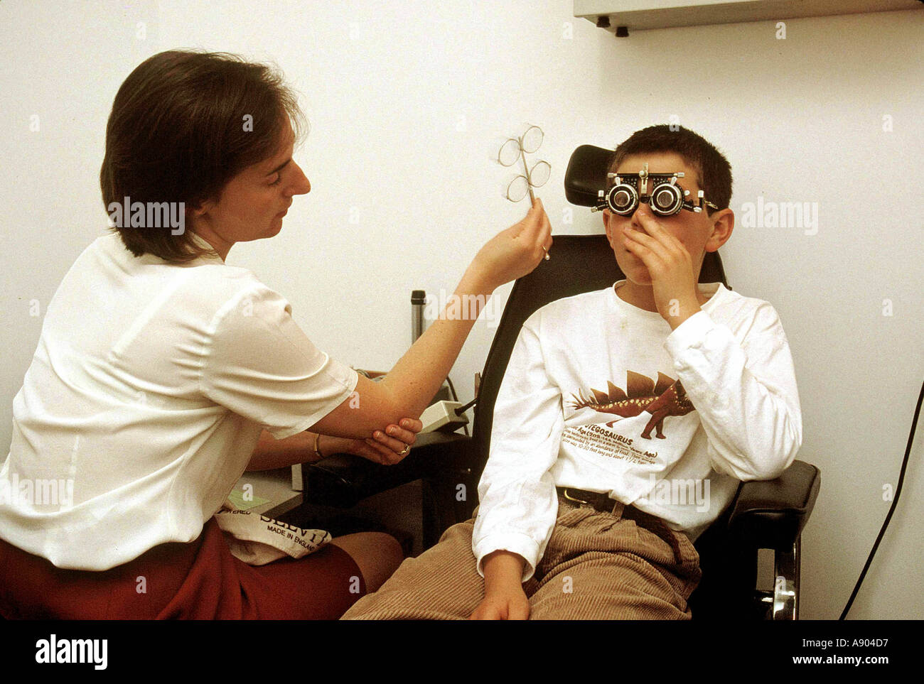child eye test Stock Photo - Alamy