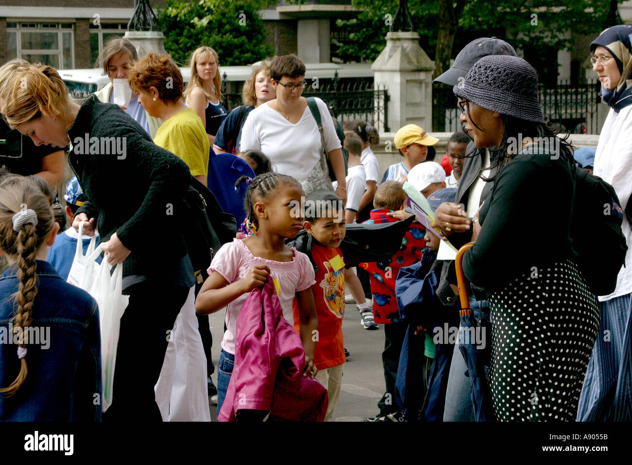 School pick up uk hi-res stock photography and images - Alamy