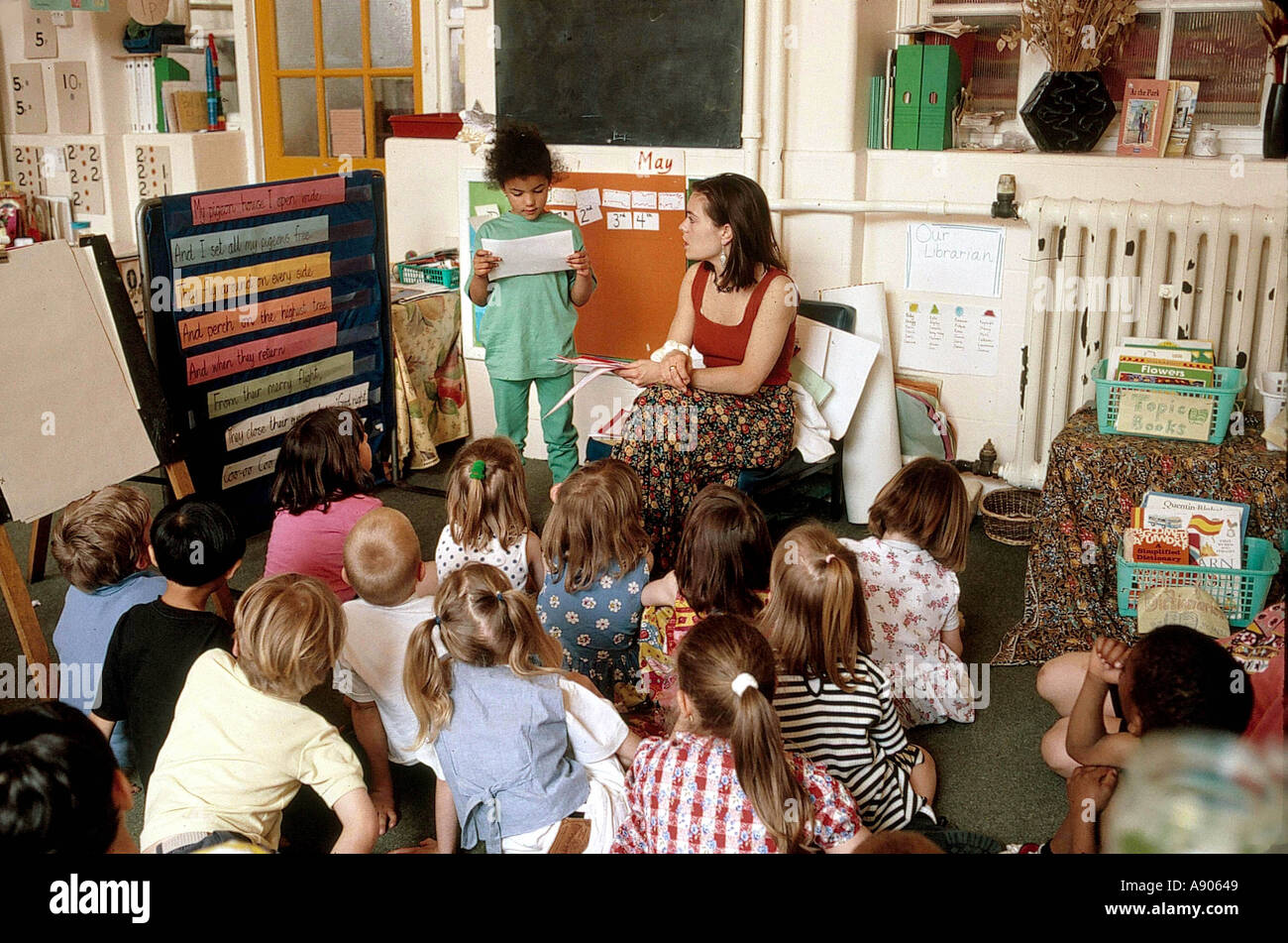 Primary school children learning to read Stock Photo - Alamy