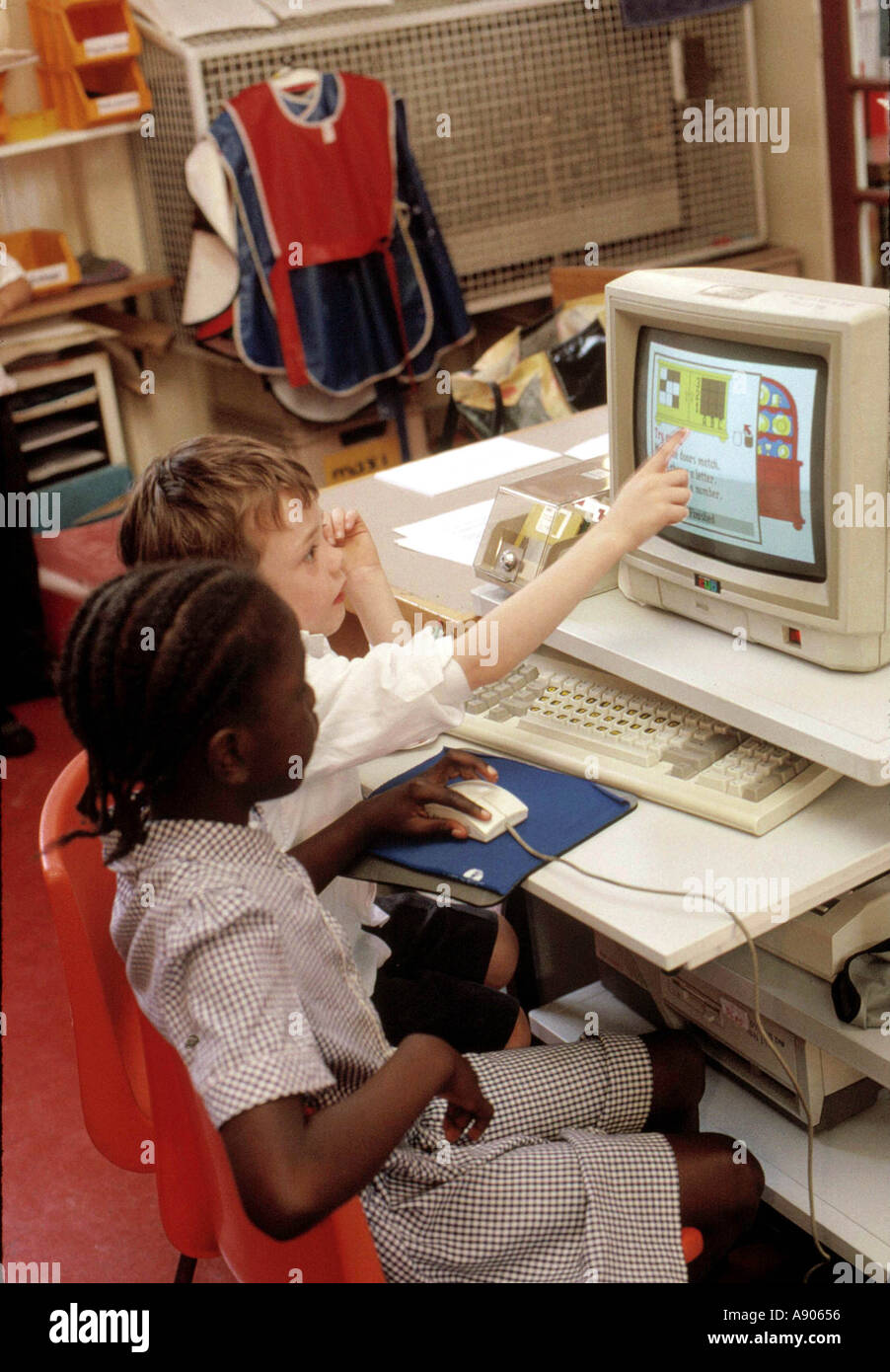 Primary school children using computer Stock Photo - Alamy
