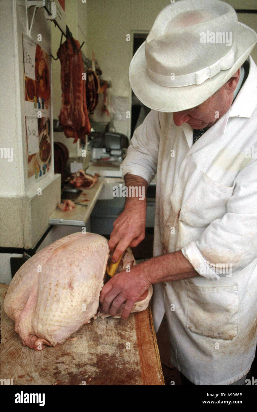 Butcher cutting up chicken Stock Photo - Alamy