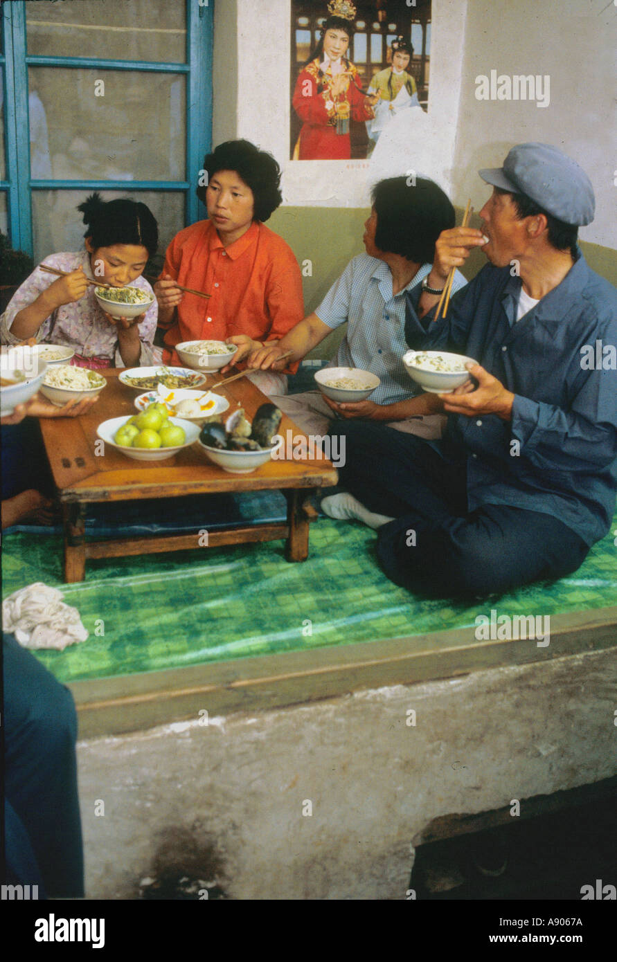 China meal family hi-res stock photography and images - Alamy