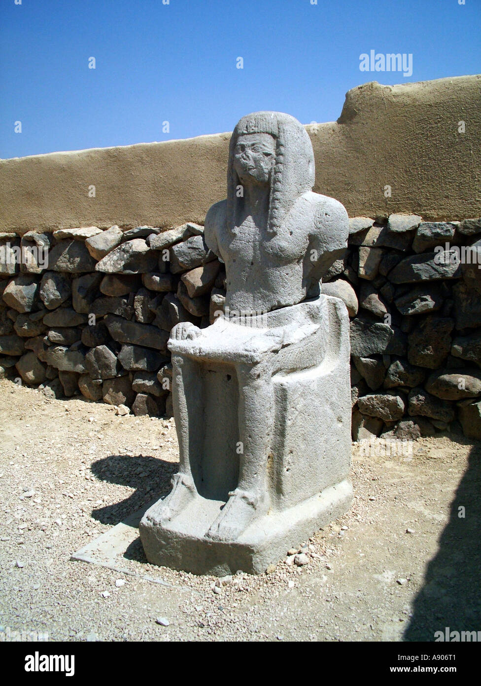 Egyptian idol hi-res stock photography and images - Alamy