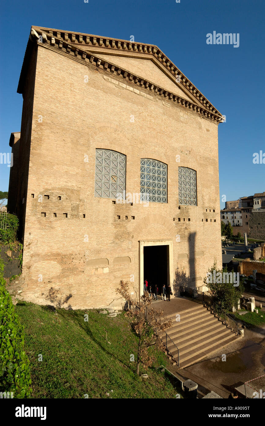 Rome Italy Replica of the Curia on the Roman Forum Stock Photo - Alamy