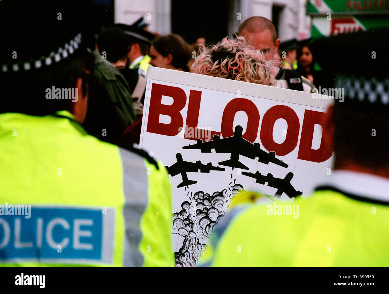 London police in yellow jackets hi-res stock photography and images - Alamy