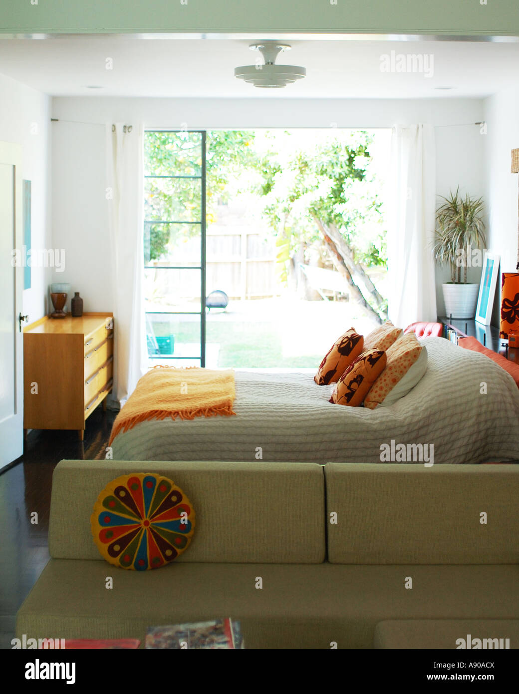 Contemporary bedroom in California Stock Photo - Alamy