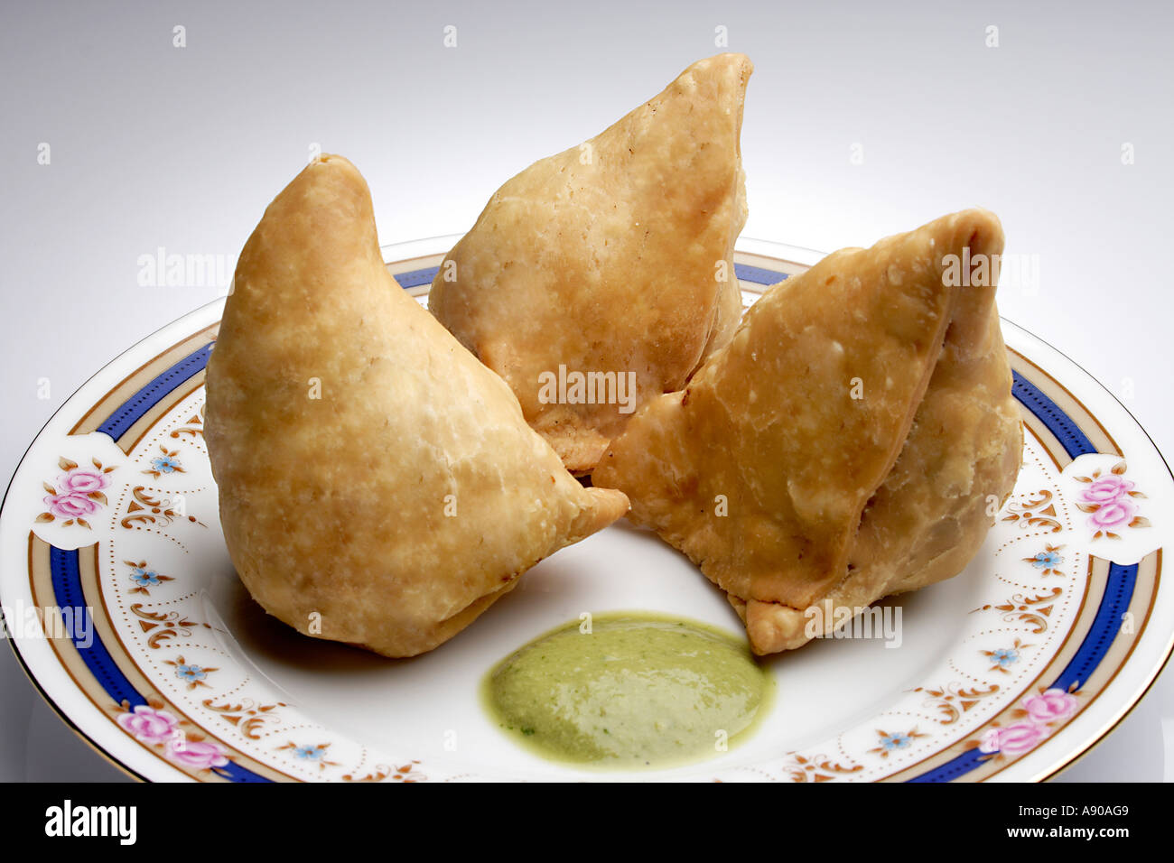VDA78029 Indian snack deep fried food samosa three pieces potato ...
