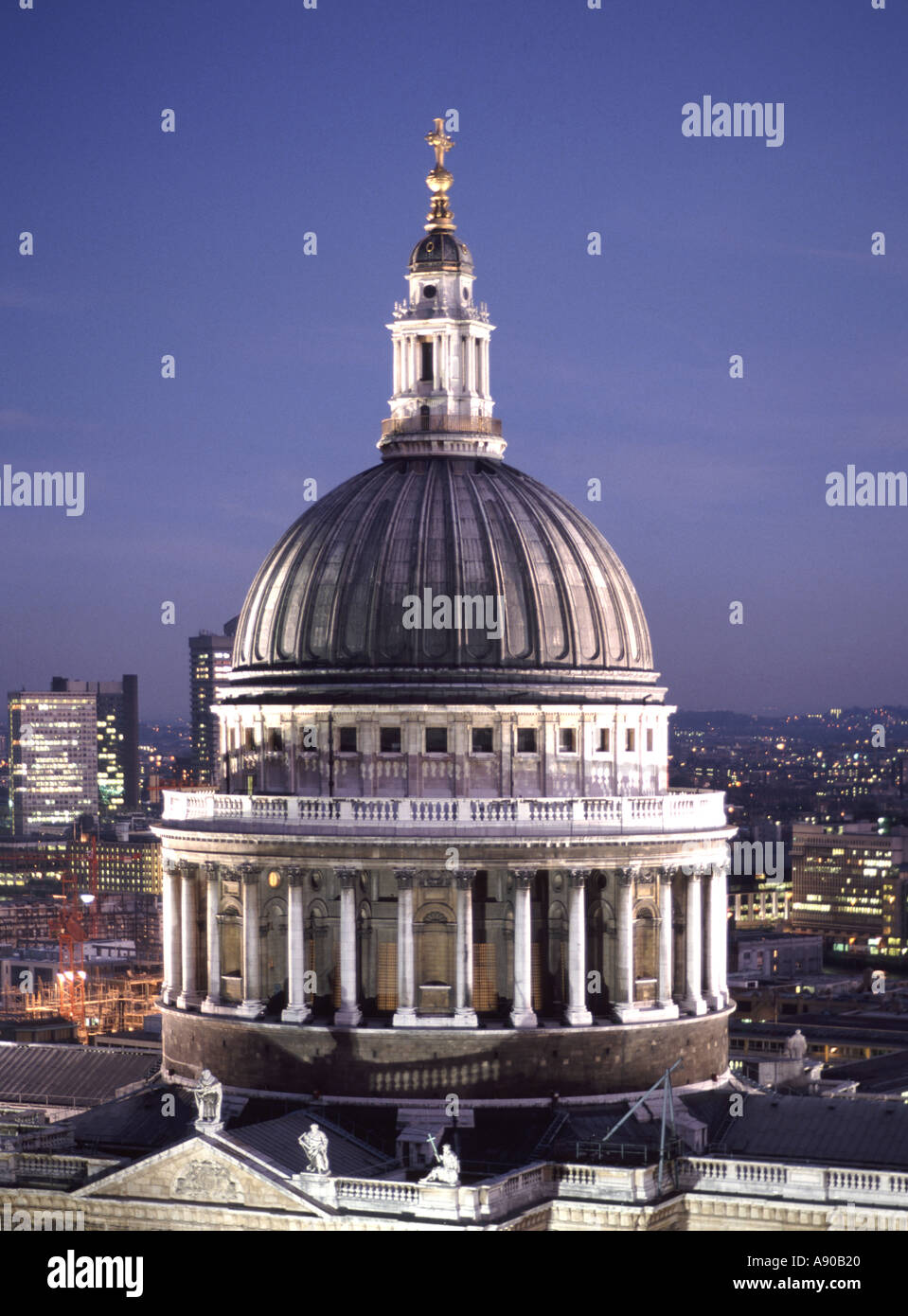 Dusk sky over City of London & floodlit iconic St Pauls cathedral ...