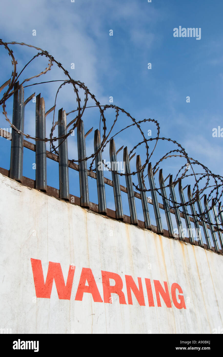Warning razor wire hi-res stock photography and images - Alamy