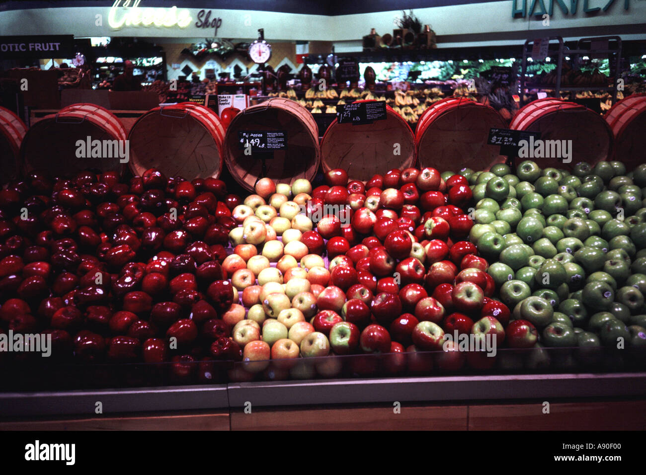 Display of apples in produce section of a supermarket Stock Photo - Alamy