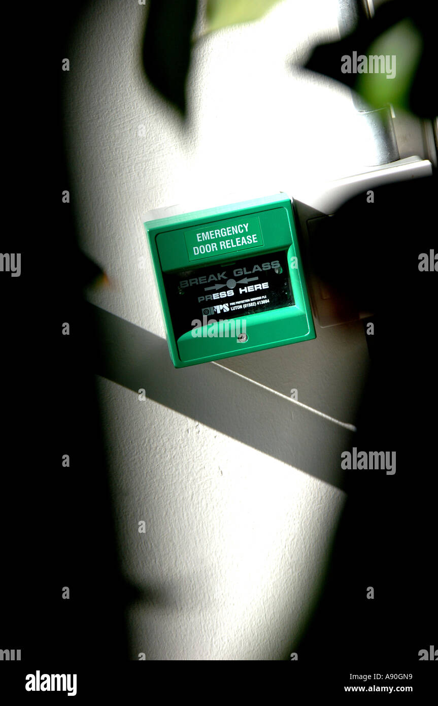 Green fire alarm box hi-res stock photography and images - Alamy