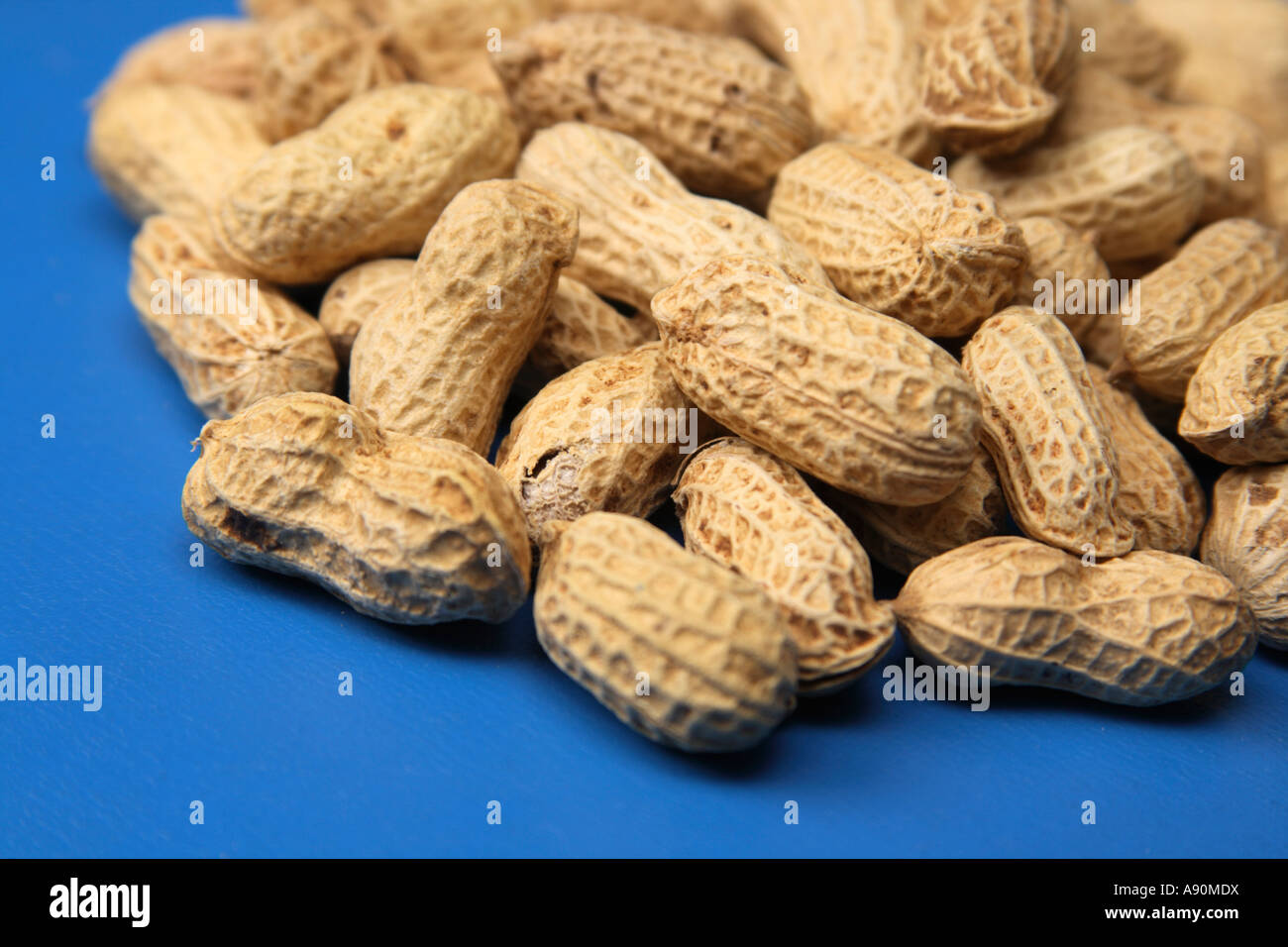 a pile of peanuts Stock Photo - Alamy