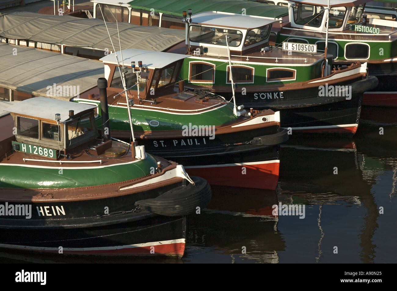 Small boat on harbour side hi-res stock photography and images - Alamy